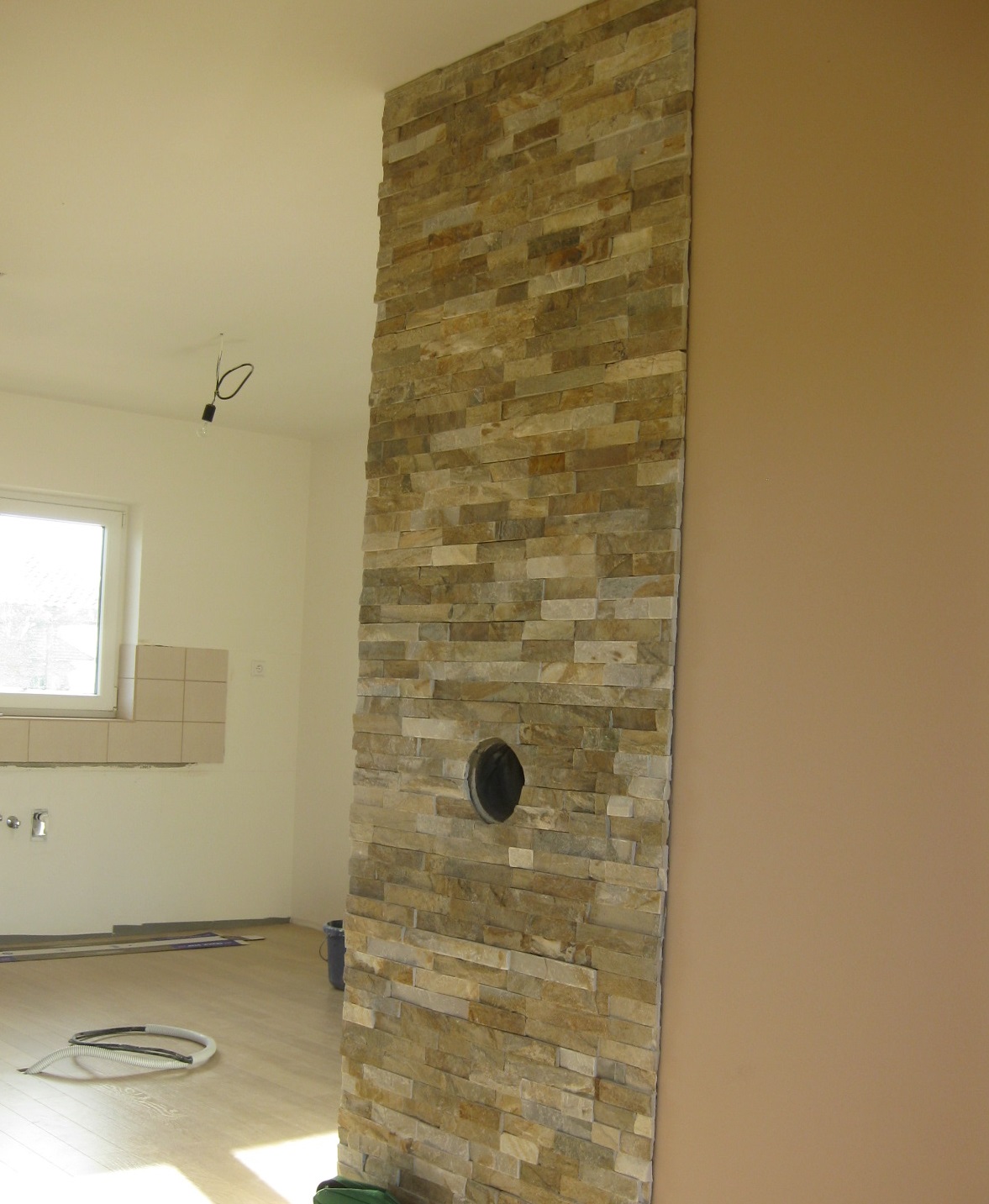 Obložení stěn za krbová kamna jednoznačně patří | Náš dům