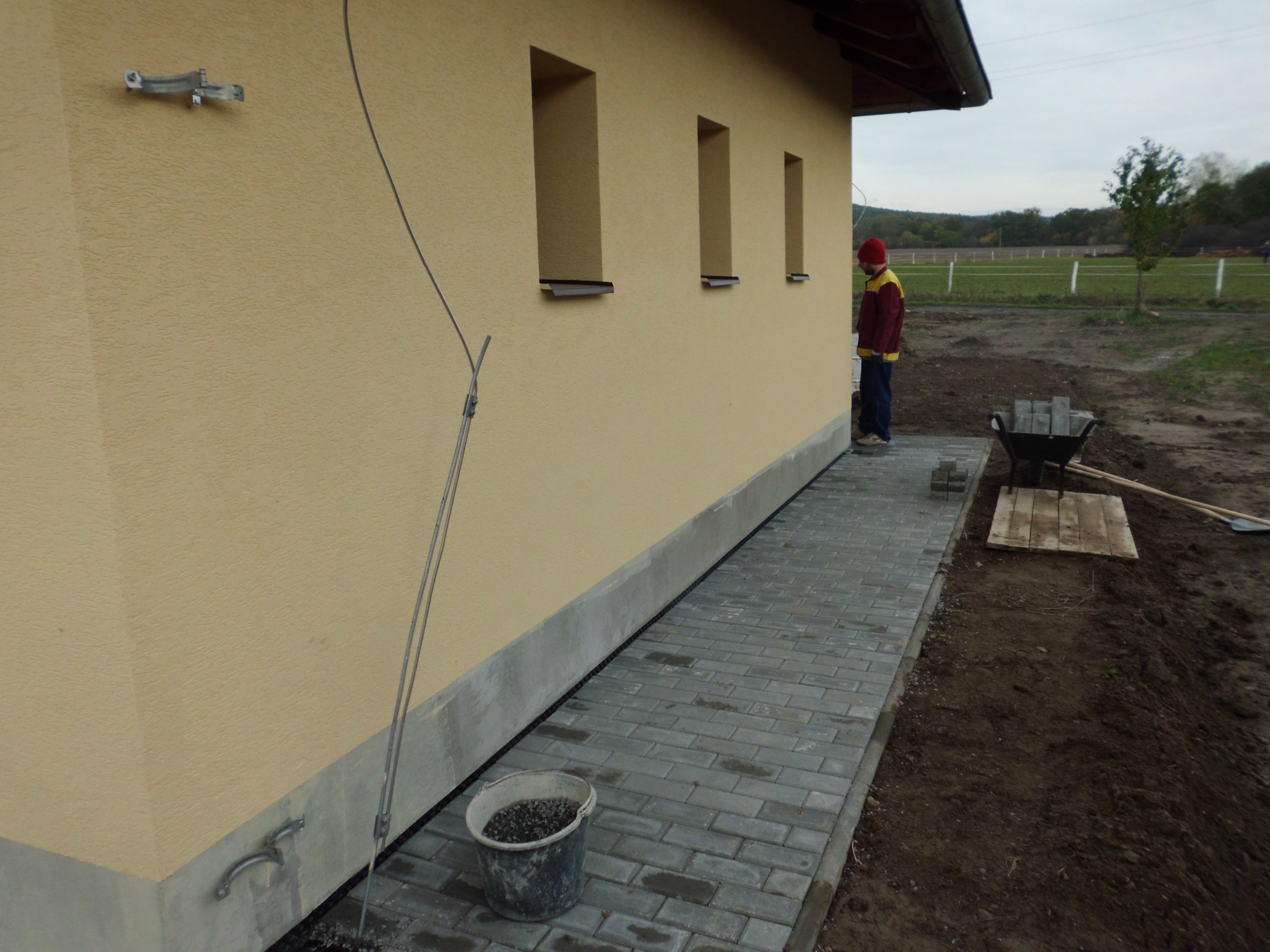 Jak řešit okapový chodník okolo domu